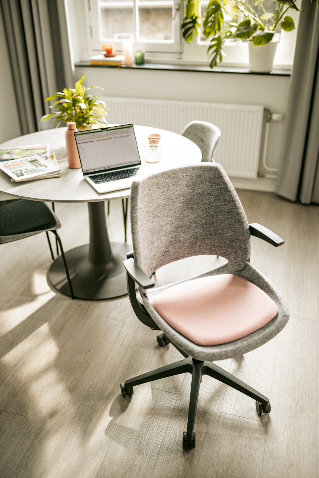 Supporting a flexible and sustainable workplace, Vepa's Be Hybrid task chair is built from 76% ...